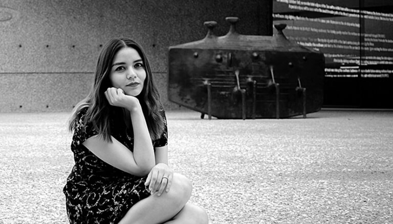 Laura Baeza; la escritora que explora la identidad personal